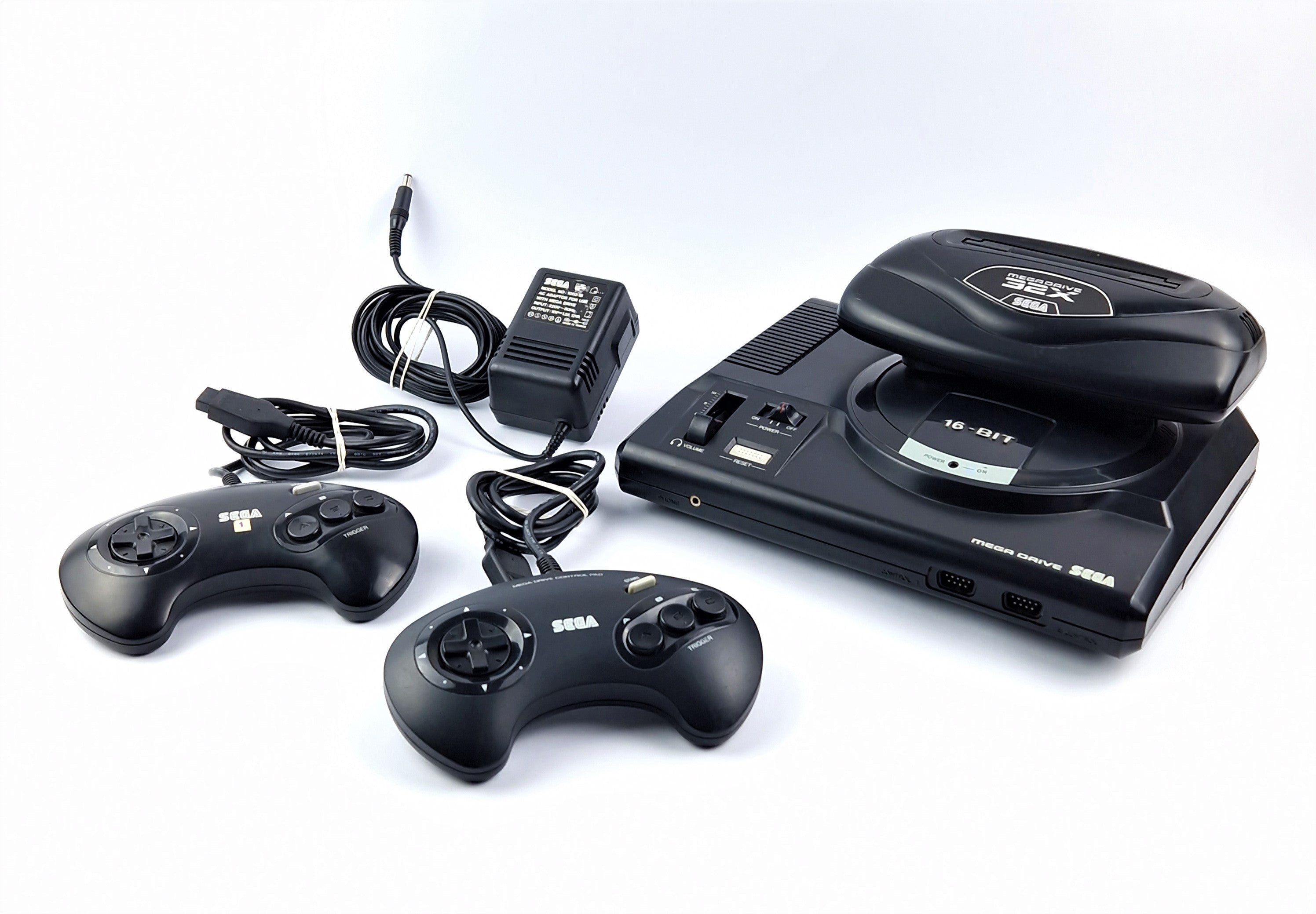 Sega Mega Drive I Konsole mit 2 Controller, 32X Adapter u. Stromkabel